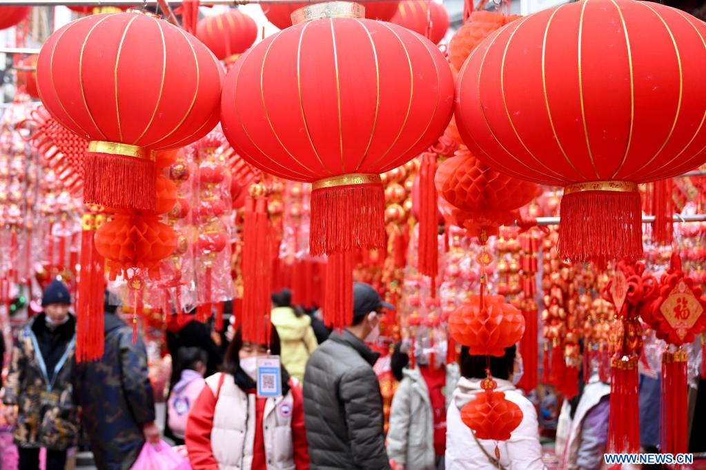 Chine: achats de décorations pour le Nouvel An lunaire chinois - Xinhua ...
