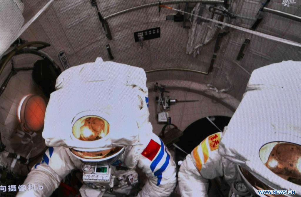 Les membres d'équipage de Shenzhou-16 achèvent leur première sortie dans l'espace