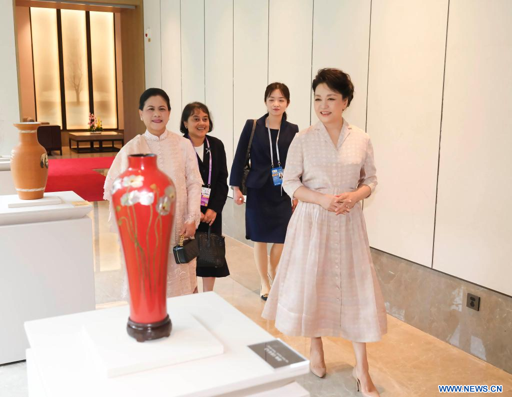 (Universiade de Chengdu) Peng Liyuan rencontre la première dame de l ...