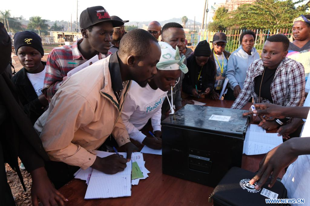 Ouganda : début du vote pour les élections générales - Xinhua - french ...