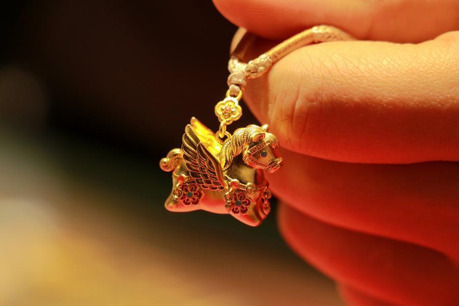 Chine : produits en or sur le thème de l'année du cheval - Xinhua ...