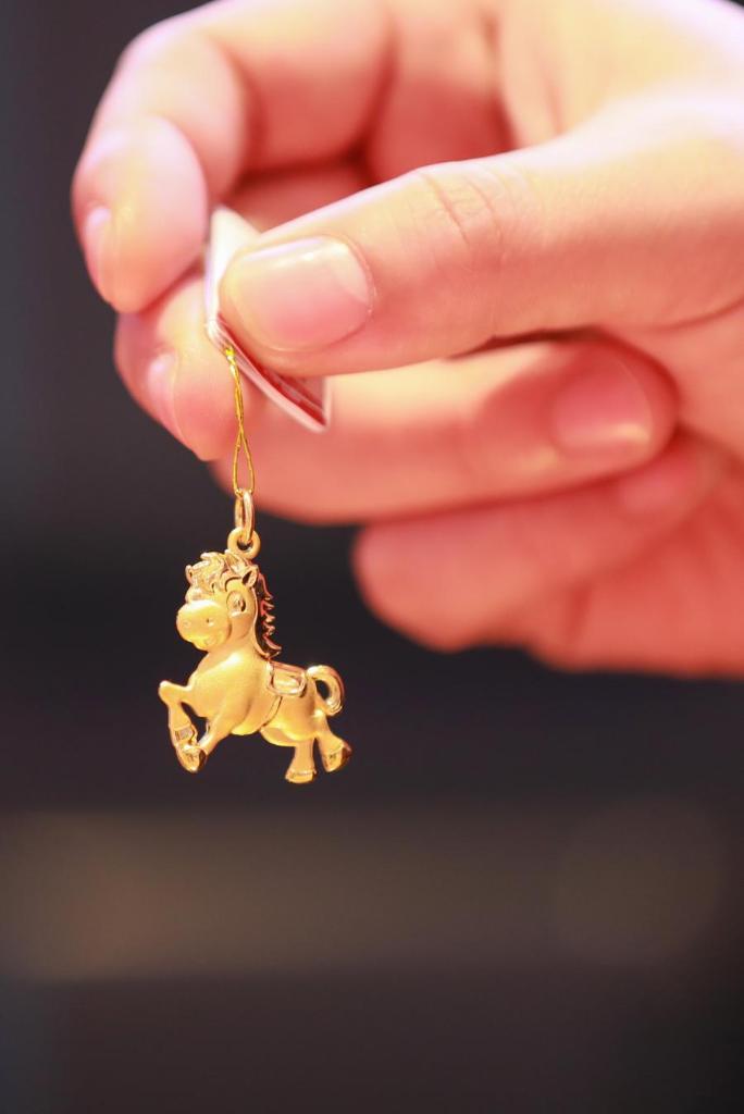 Chine : produits en or sur le thème de l'année du cheval - Xinhua ...