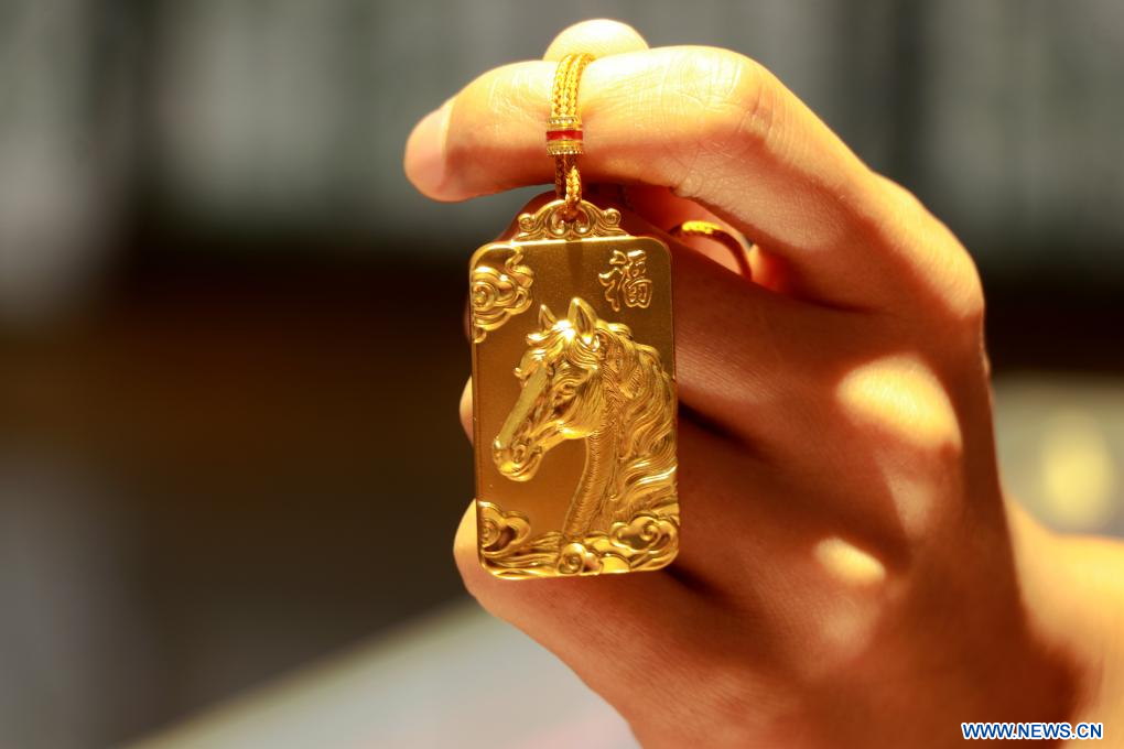 Chine : produits en or sur le thème de l'année du cheval - Xinhua ...