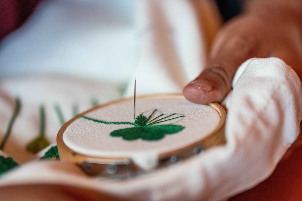 Chine : broderie dans un vieux bourg au Yunnan - Xinhua - french.news.cn